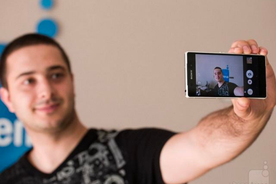 Tại Sao Chụp Ảnh Camera Sau Mặt Bị Lệch Và Cách Khắc Phục